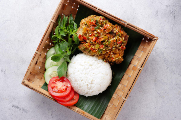 Pedes Menggigit, Ini Kalori Ayam Geprek yang Wajib Kamu tahu!