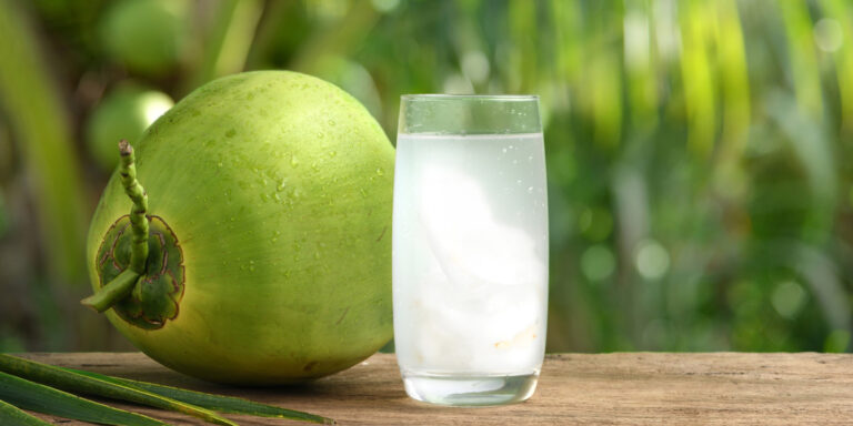 7 Manfaat Air Kelapa Hijau untuk Promil, Ternyata Baik untuk Janin!