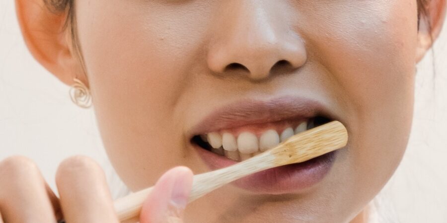 Cara Mengatasi Gigi Kuning Secara Alami di Rumah